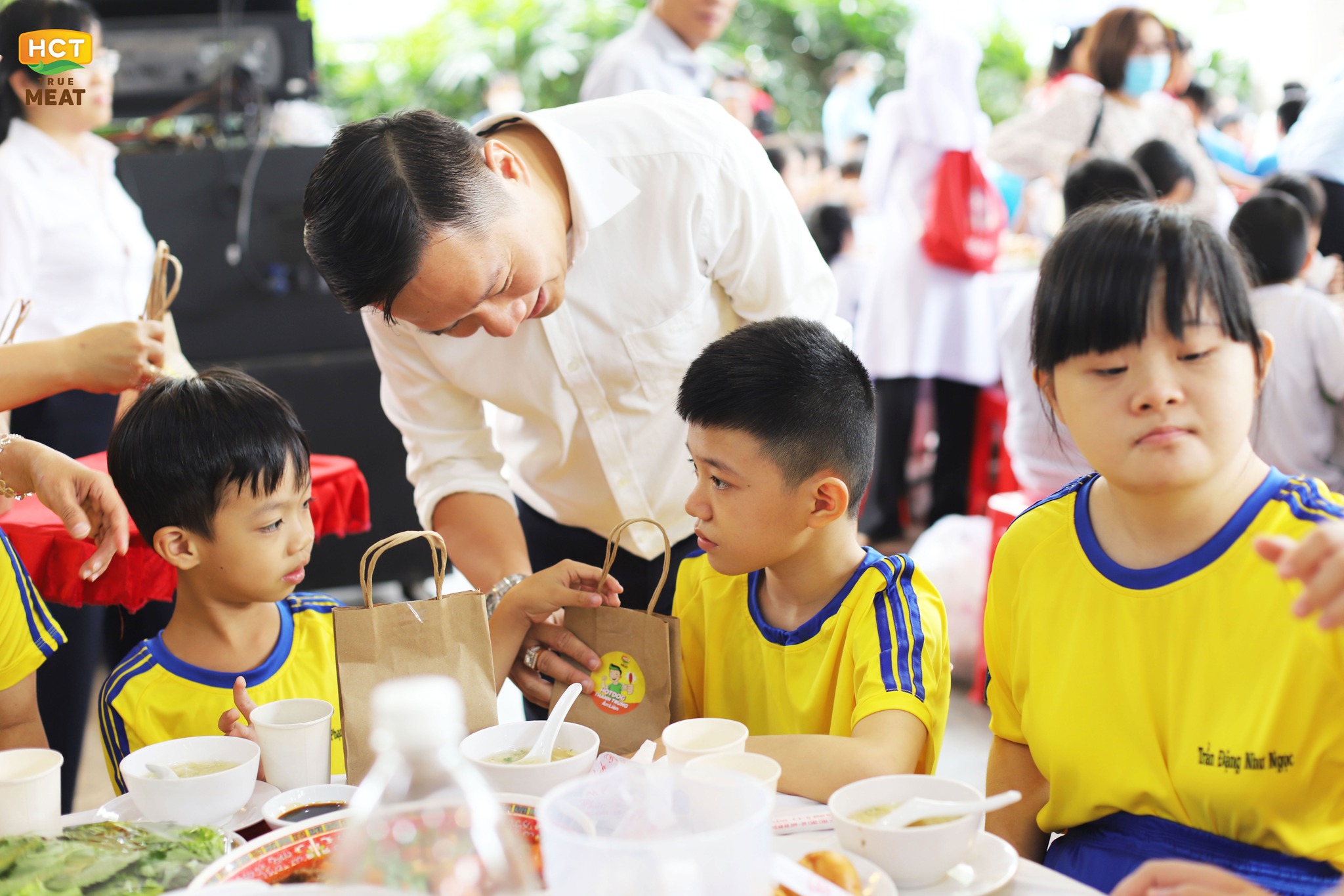HCT FAMILY FOOD trao tặng 370 phần quà cho các em thiếu nhi khuyết tật ...